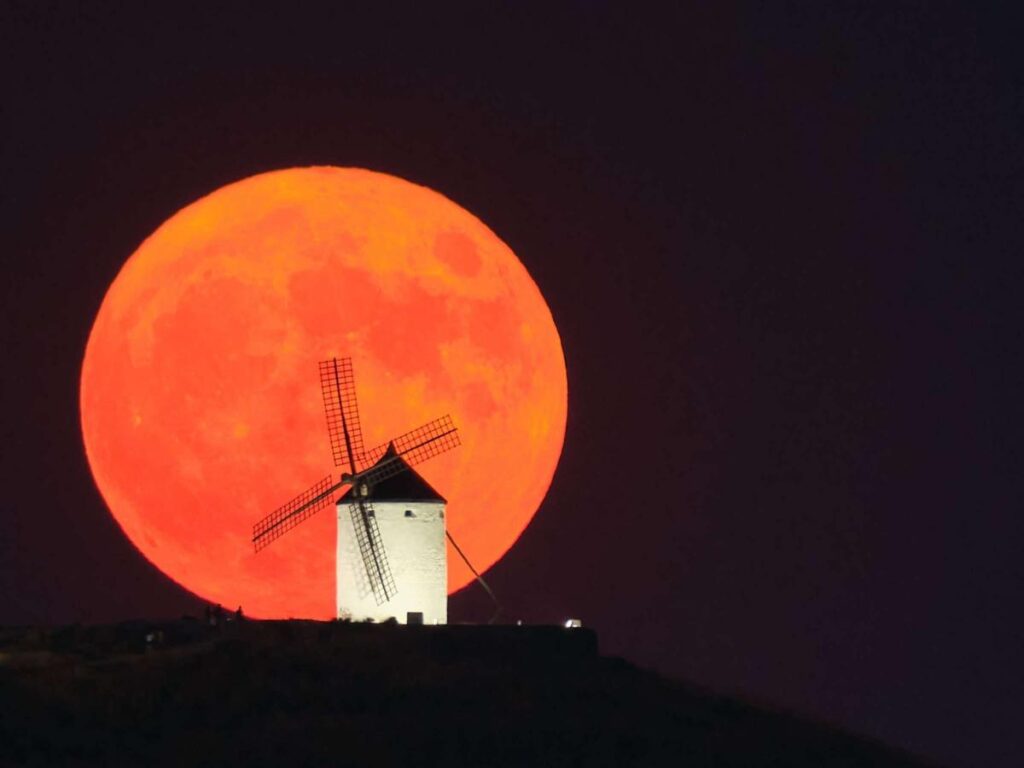 Supermoon: What Makes It Super and When Does It Occur? - Malevus