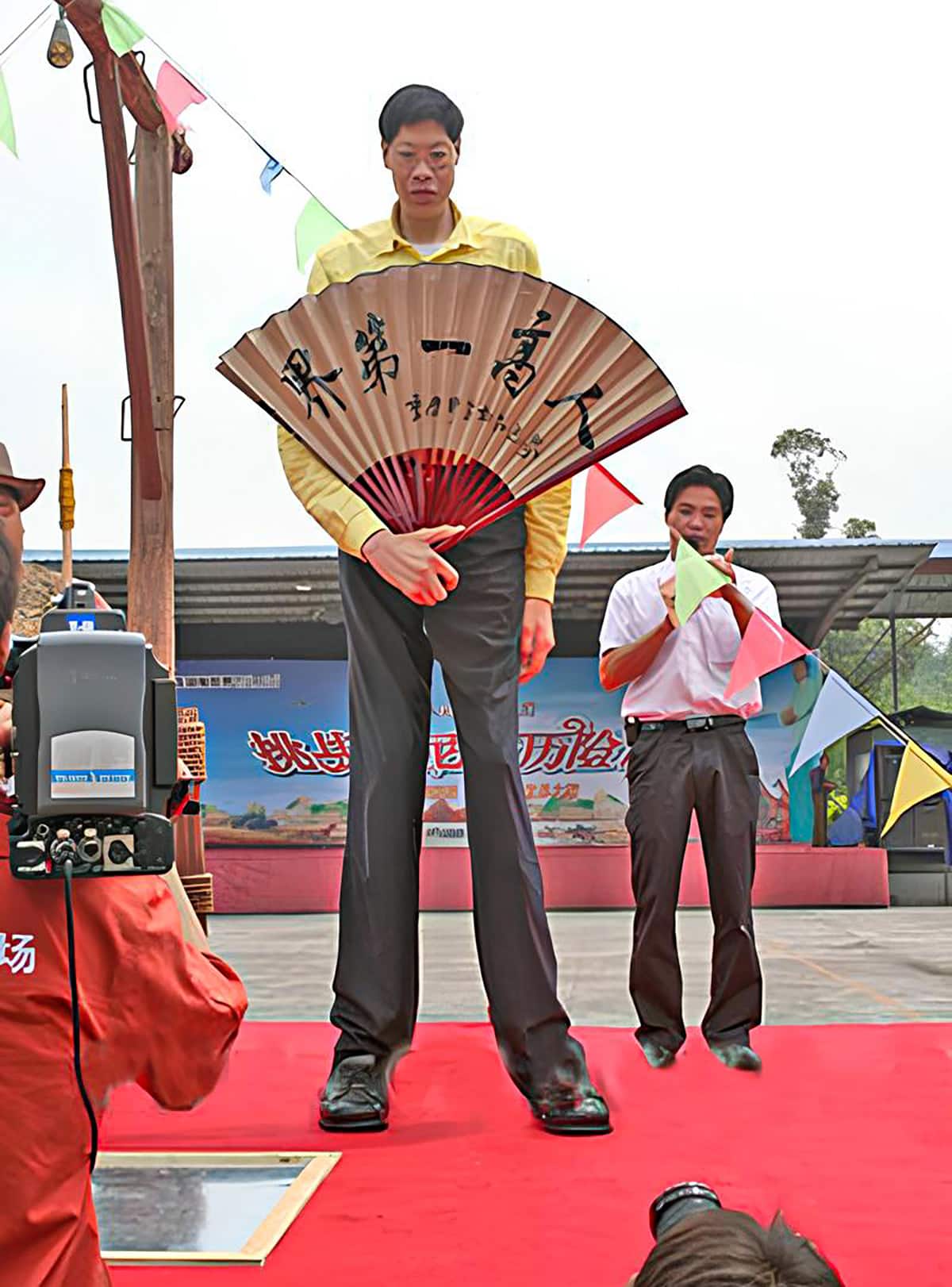 Zhang Juncai At 7 11 He Is The Tallest Living Chinese Malevus Zhang Juncai At 7 11 He Is The Tallest Living Chinese Malevus
